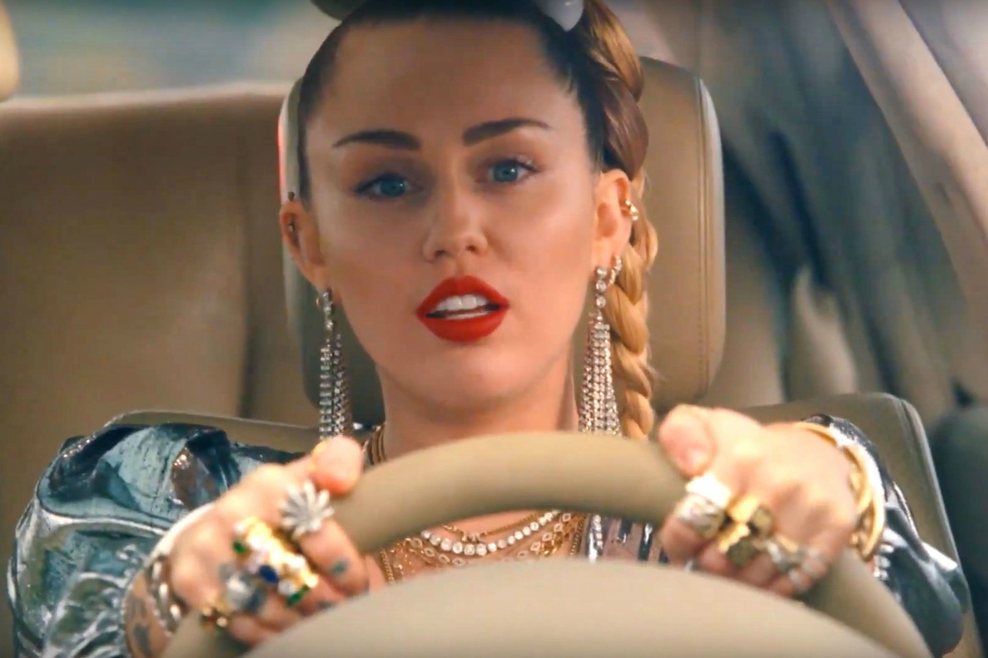 "Nothing Breaks Like A Heart": Η Miley Cyrus προκαλεί στο video clip ...