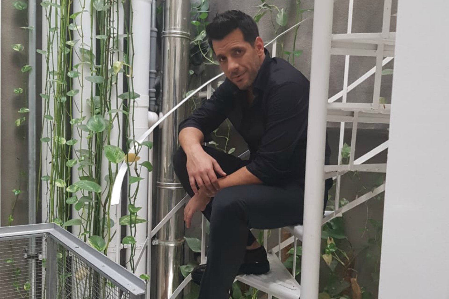 Θοδωρής Φέρρης: Backstage από το video της νέας του επιτυχίας «Ζήσε Τη ...