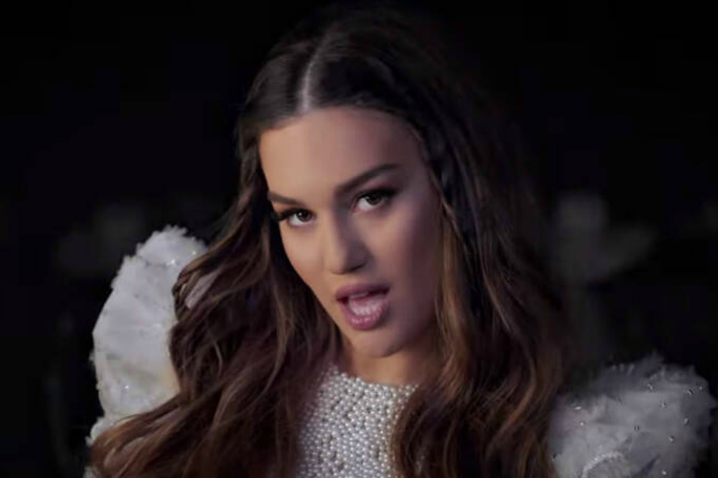 Athena Manoukian: Αποκαλύπτει το video clip του τραγουδιού με το οποίο ...